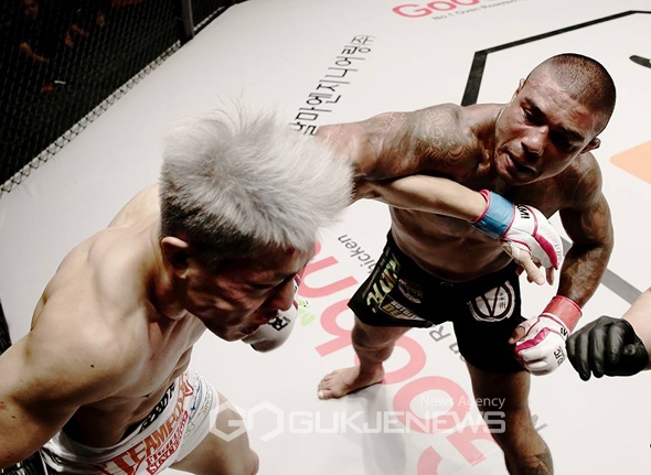 [ROAD FC 041] '브라질 강자' 미란다, 기원빈에게 힘겨운 TKO승