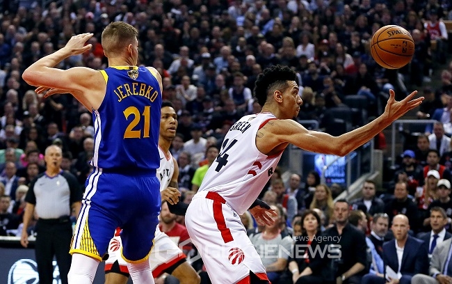 [NBA 파이널] 리바운드 공잡는 대니 그린