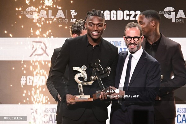 '올해의 선수' 수상하는 하파엘 레앙