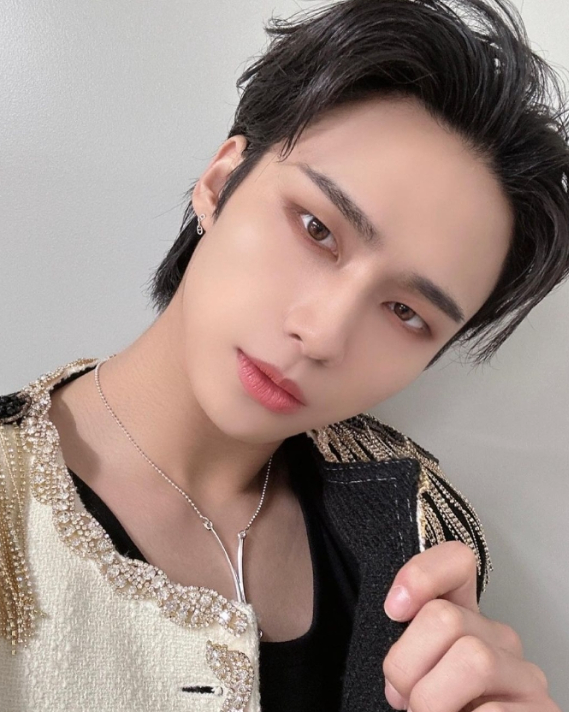 DKZ 경윤, JMS 정명석 상징 그림논란... 부모 '간부'의혹도 제기