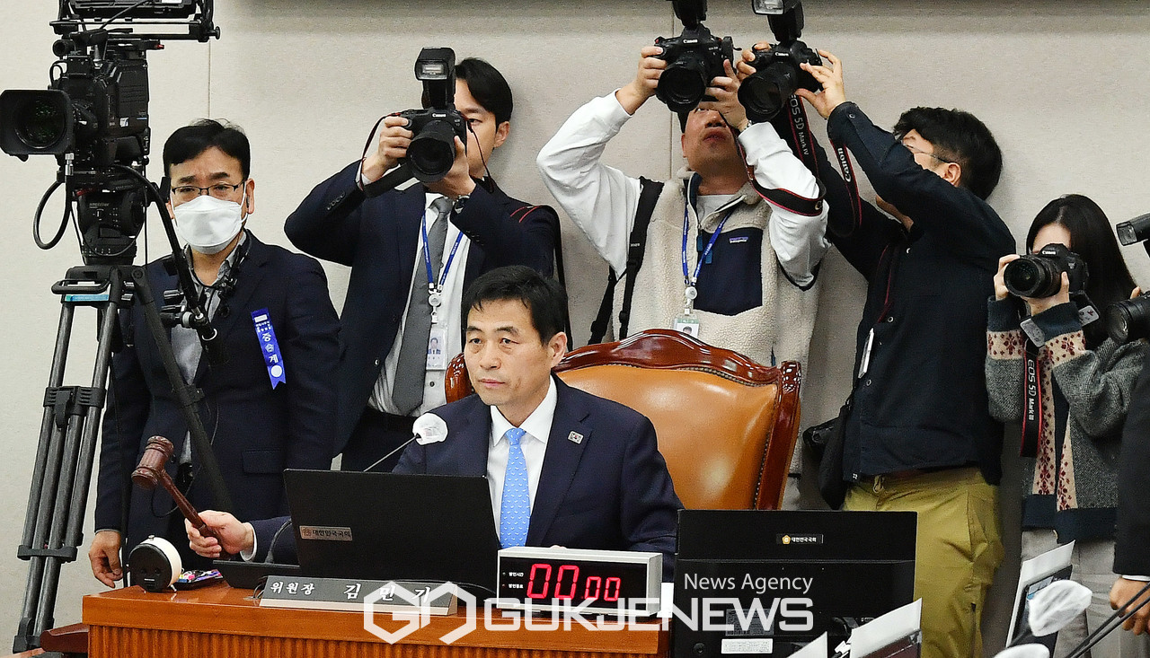 법안 의결하는 김민기 국토교통위원장