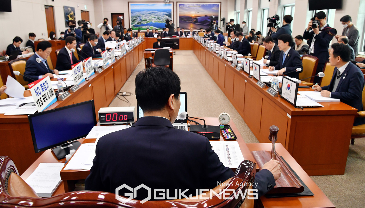 법안 의결하는 김민기 국토교통위원장