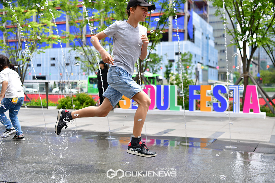 [국제포토] 광장을 달리는 어린이