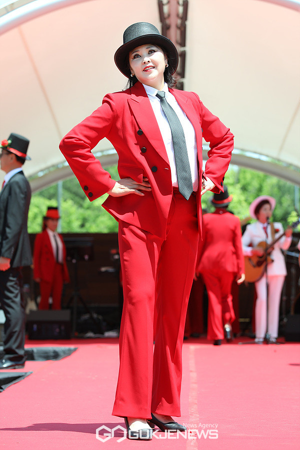 [GJ포토] 노적봉 장미꽃 축제 CGB모델 패션쇼 무대에 오른 시니어 모델 윤인자