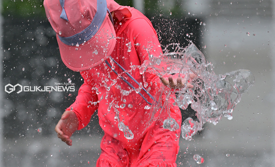 [국제포토] 광장의 시원한 7월