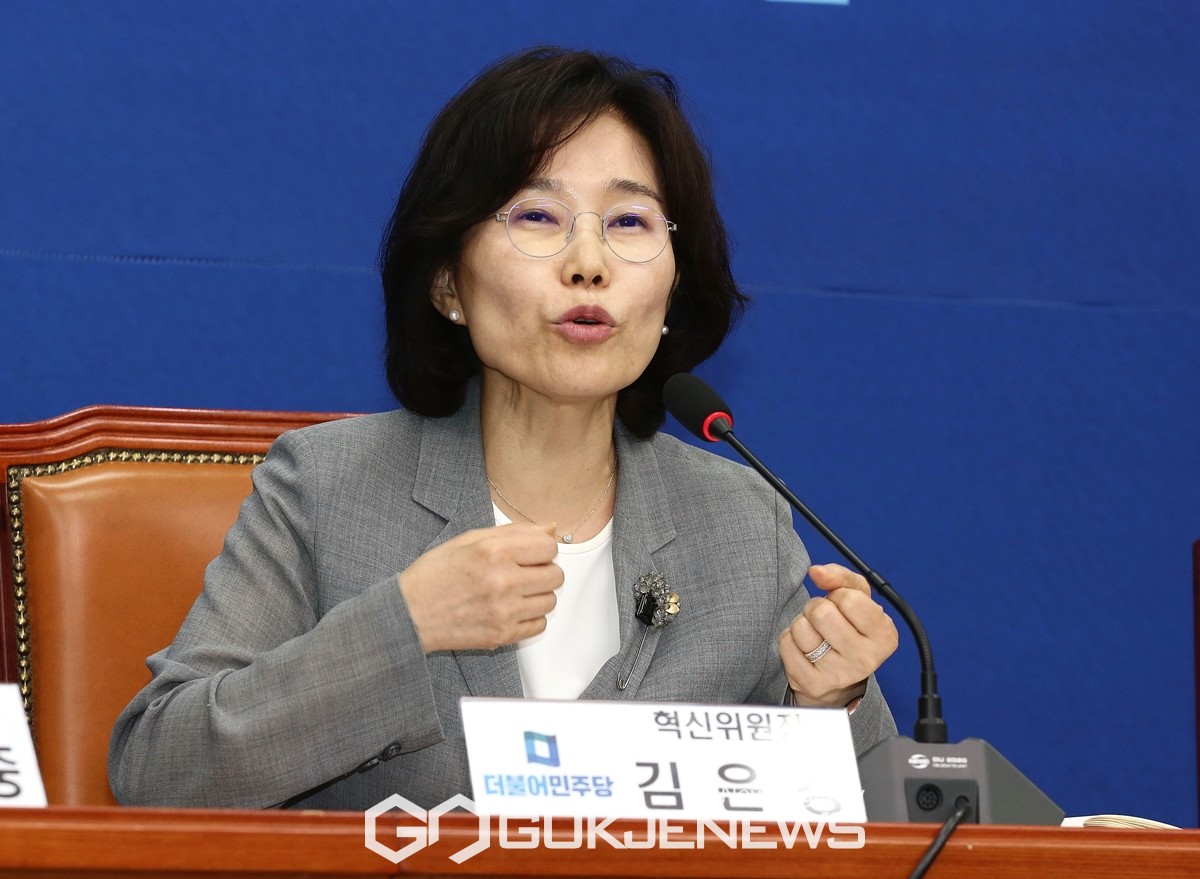 답변하는 김은경 혁신위원장