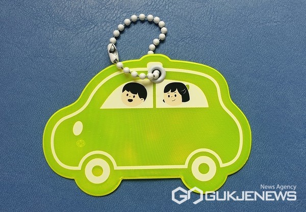 충주시, 어린이교통안전용품 중앙탑초에 1200개 전달