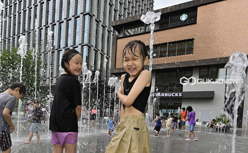 [국제포토] 즐거운 여름, 광장에서