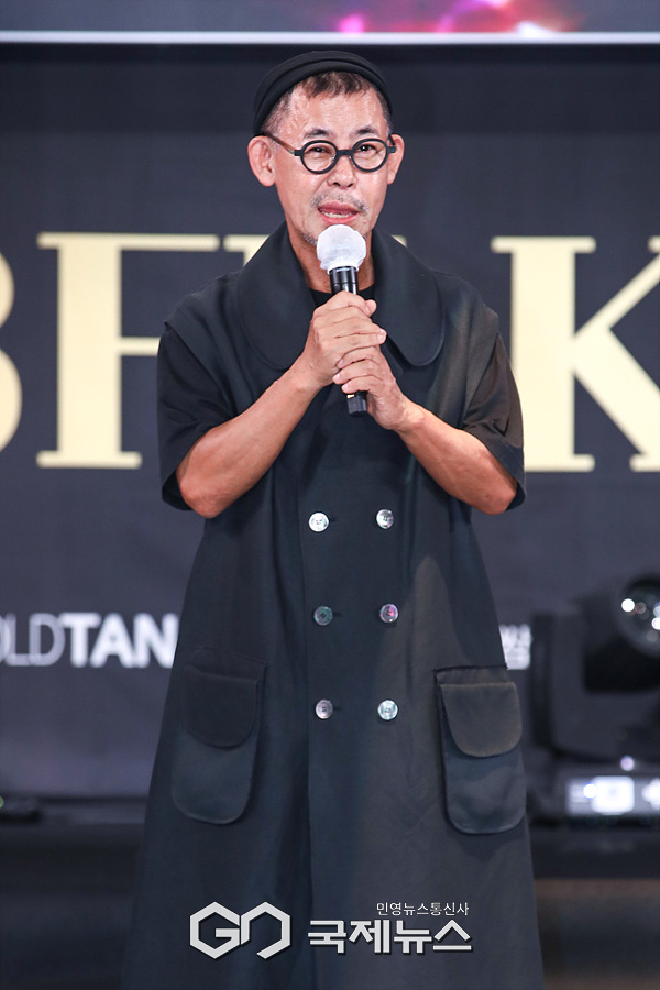 [GJ포토] 인사말 하고 있는 슬링스톤 박종철 디자이너(2023 WBFF KOREA)