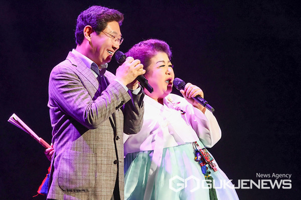 용인예술제에서 '별빛 같은 나의 사랑아' 열창한 이상일 용인시장