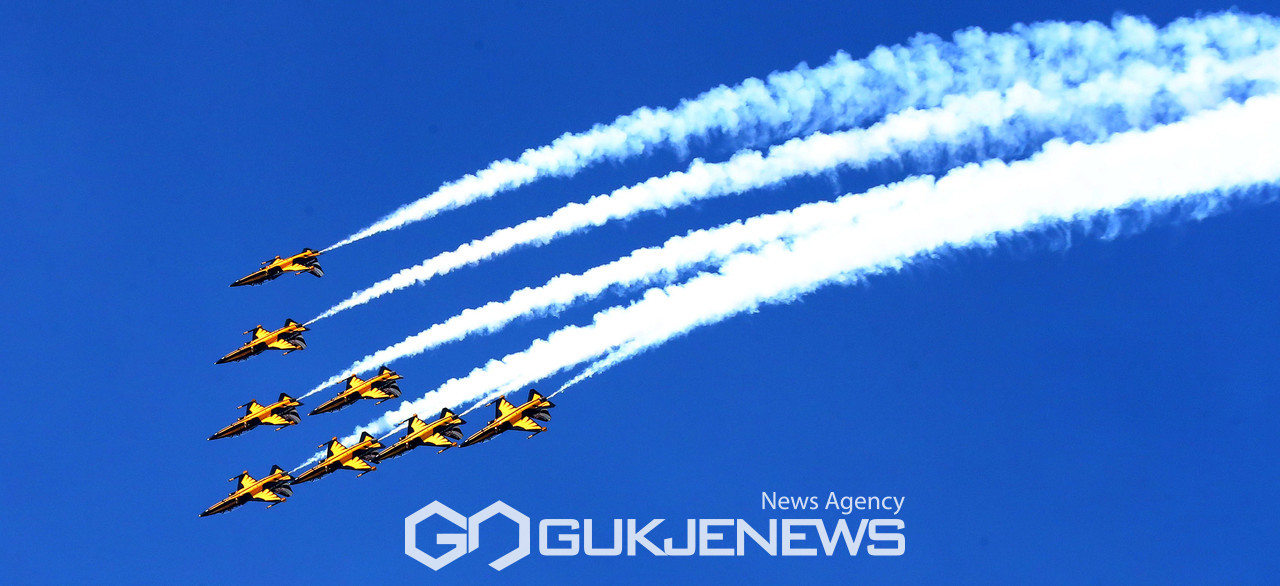 '아덱스 2023' 전시장 상공에서 에어쇼 선보이는 블랙이글스