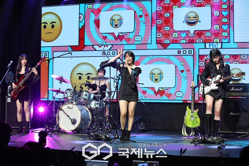 [GJ포토] 큐더블유이알(QWER), '베일 벗은 김계란 걸밴드'(미디어 쇼케이스)