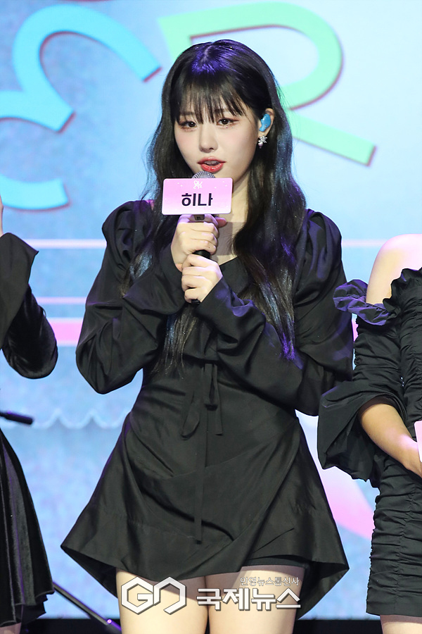 [GJ포토] 인사말 하는 큐더블유이알(QWER) 히나