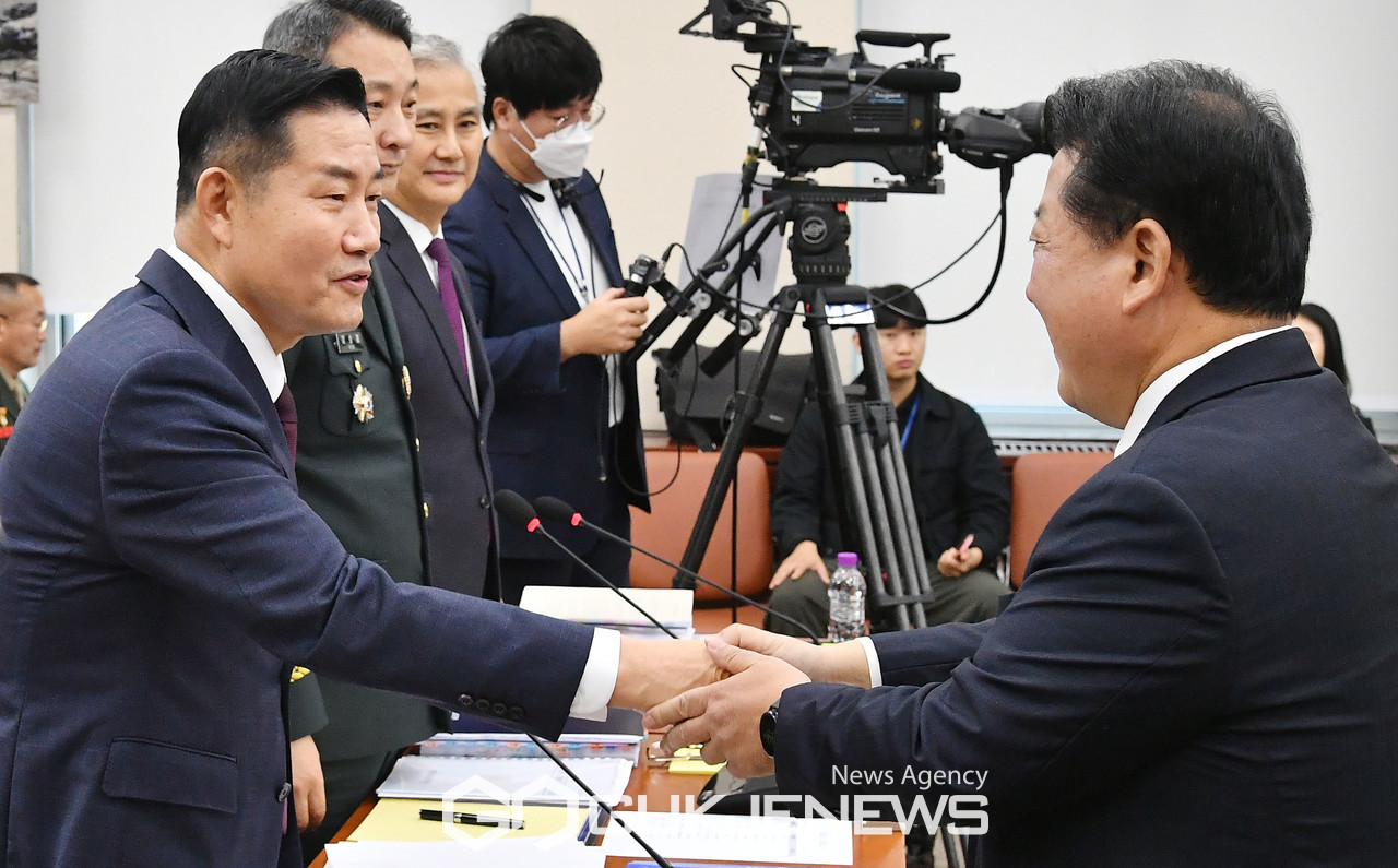 김병주 더불어민주당 간사와 인사를 나누는 신원식 국방부 장관