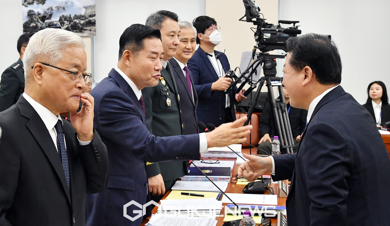 김병주 더불어민주당 간사와 인사를 나누는 신원식 국방부 장관