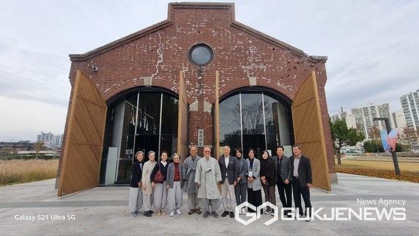 전 범어사 주지 수불 스님, '2023 진주전통공예비엔날레' 관람