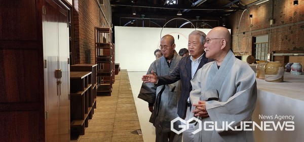 전 범어사 주지 수불 스님, '2023 진주전통공예비엔날레' 관람