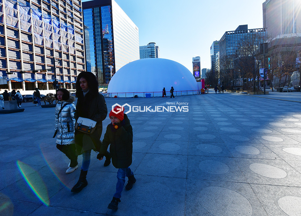 [국제포토] 한파, 귀갓길 서두르는 가족