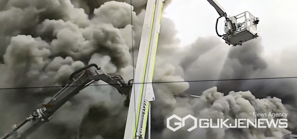 [포토]대전 유성구 용산동 화장품공장 화재 '대응1단계'