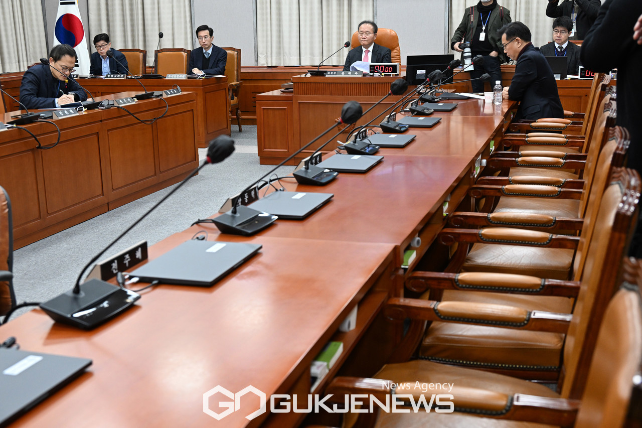 국회 운영위 국힘 의원들 빈자리
