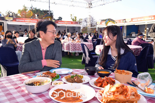 [포토] 강기정 광주광역시장, 제30회 광주김치축제 참석