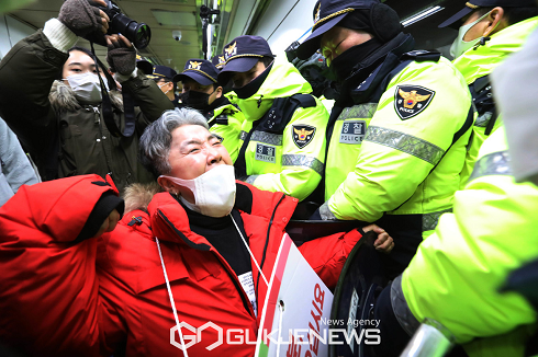 전장연, 지하철 4호선 혜화역서 시위...출근길시민 혼잡