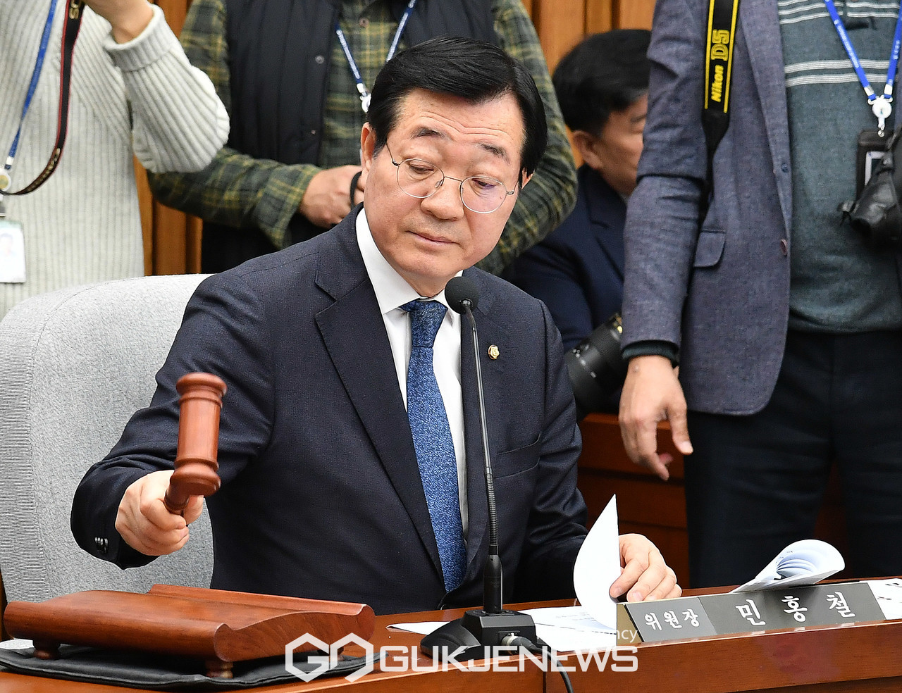 의사봉 두드리는 민홍철 위원장