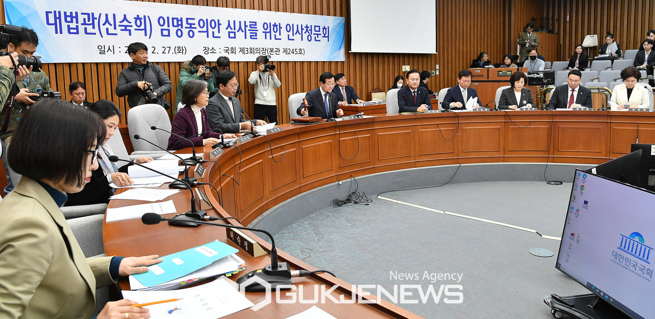 의사봉 두드리는 민홍철 위원장