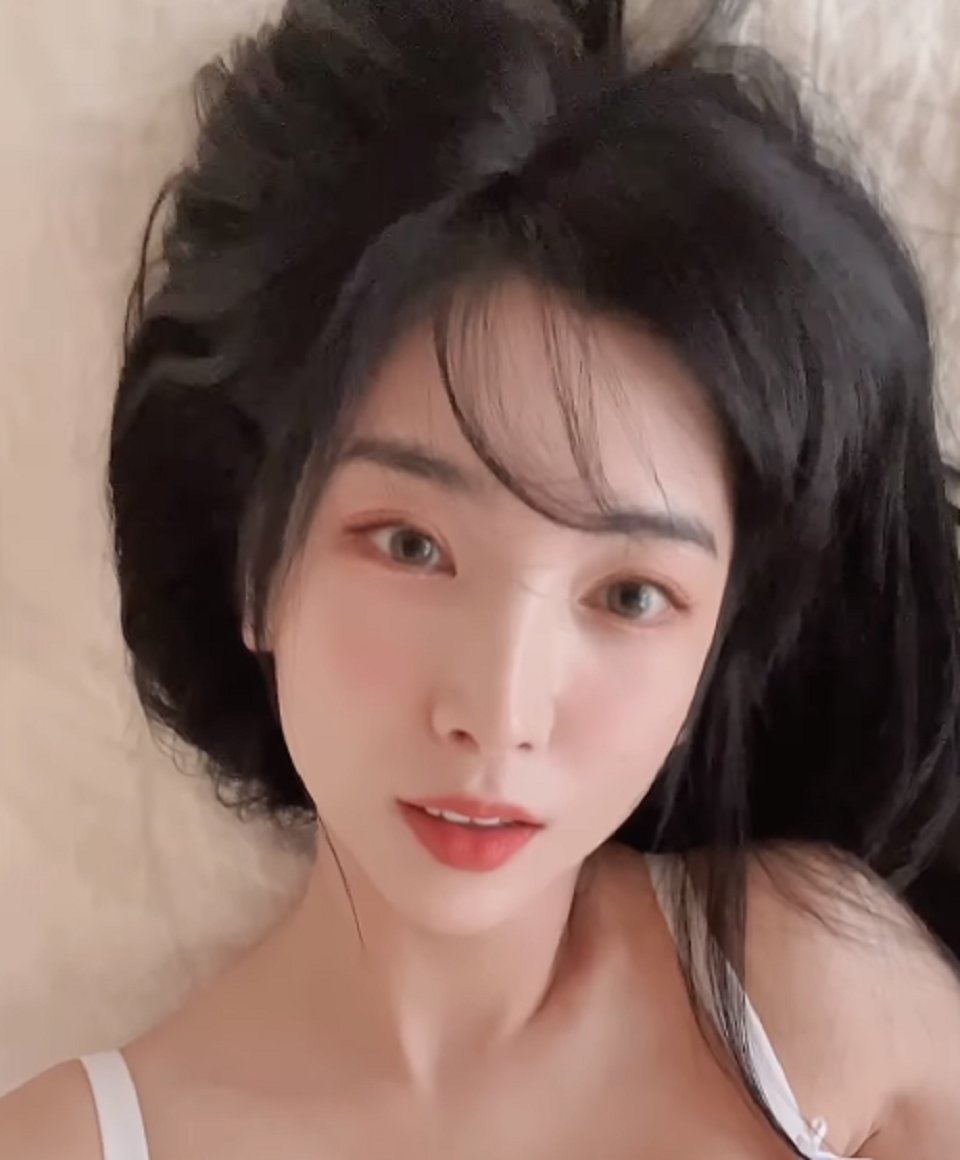 침대 위 속옷만 입은 커플팰리스 여자 6번 이해인 근황 포착