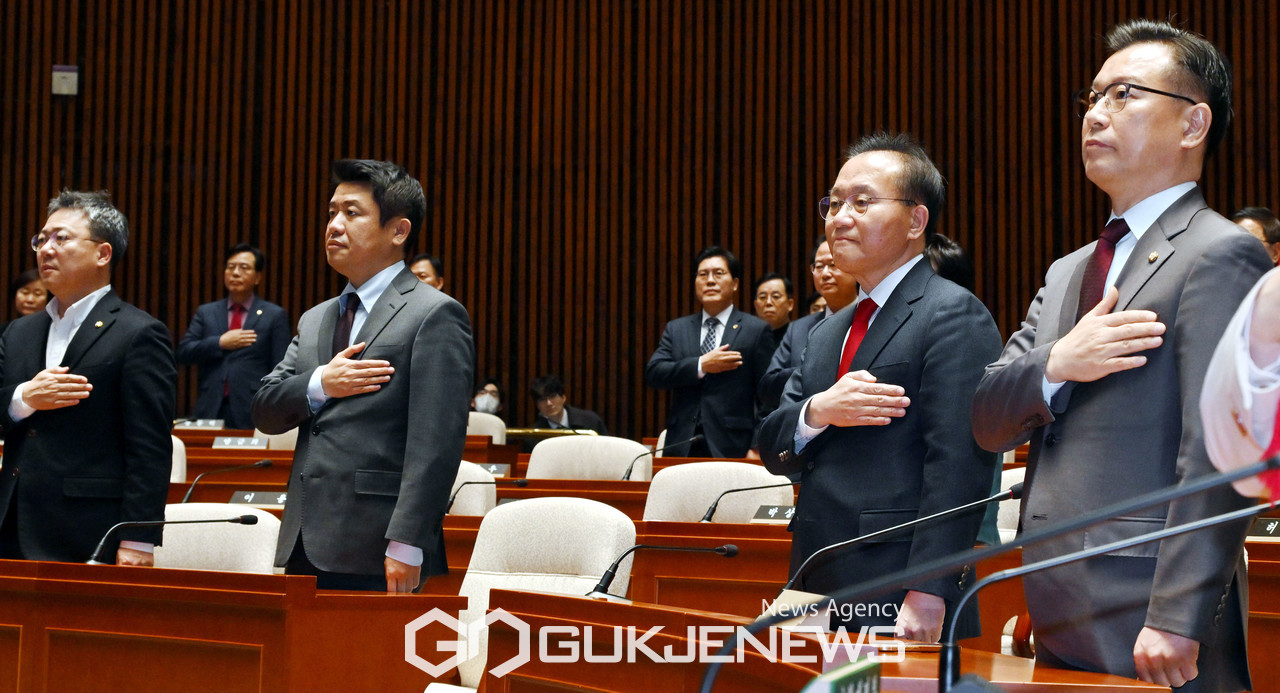 국민의례 하는 윤재옥 원내대표