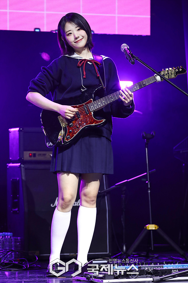 [GJ포토] QWER 히나, '해피한 기타 여신'