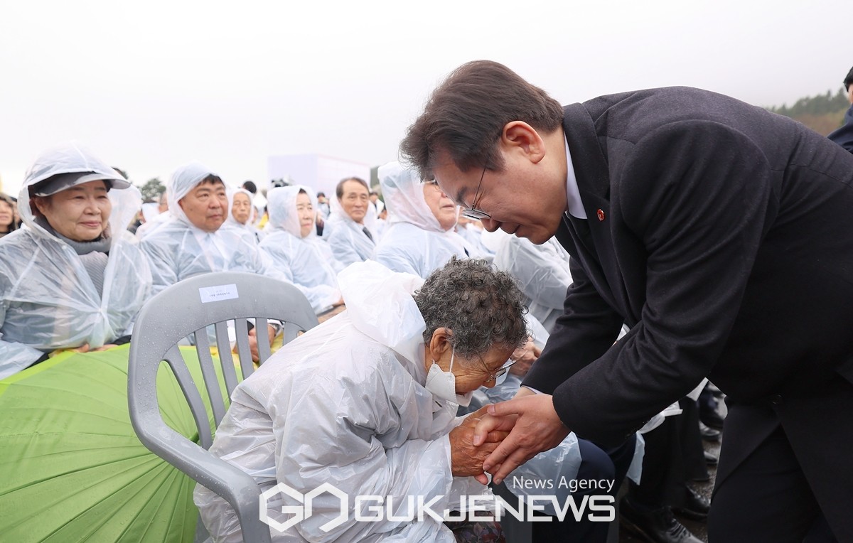 유족 위로하는 이재명