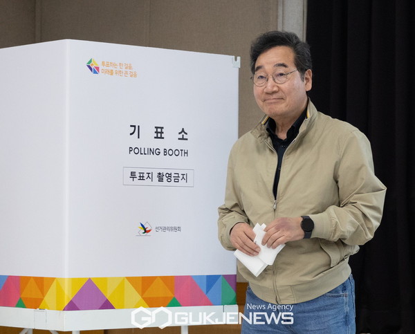 Lee Nakyeon who finished voting