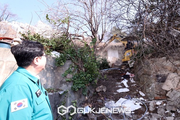 동작구, 50년간 노후된 무허가 건축물 철거…도심 속 정원으로 탈바꿈