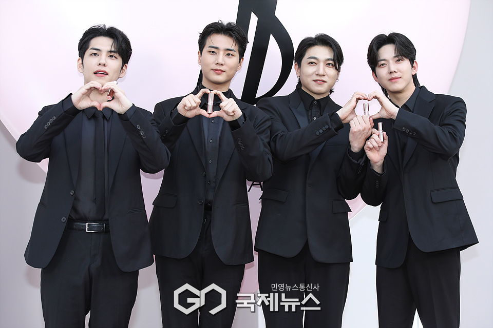 [GJ포토] 데이식스(DAY6), '손하트 받으세요♥'(입생로랑 뷰티 YSL Beauty)