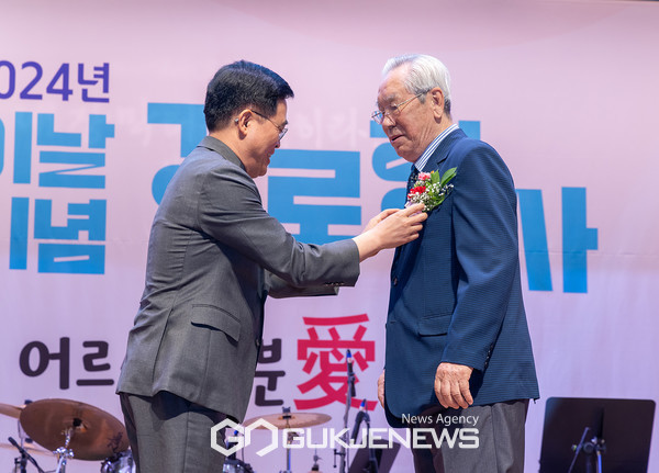 어버이날 행사 찾은 진교훈 강서구청장, 어르신 2천명 앞에서 열창