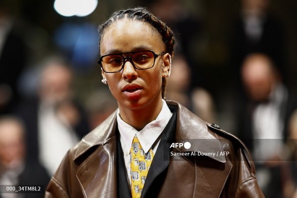 포즈 취하는 프랑스 여배우 비너스 야파