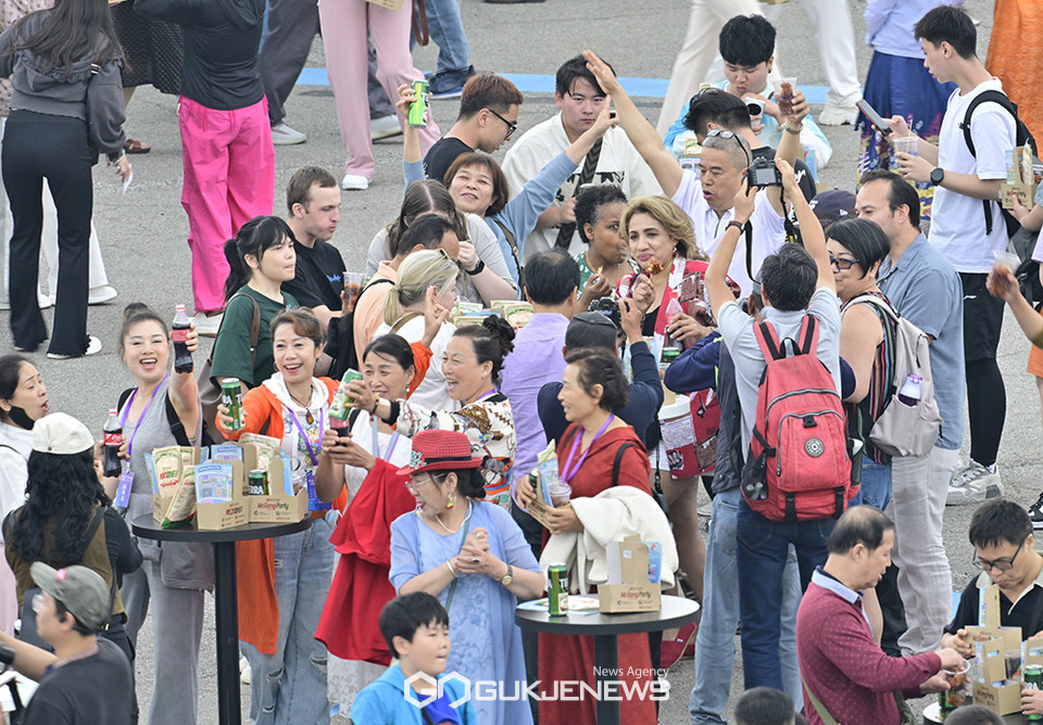 [국제포토] 닭강정 최고