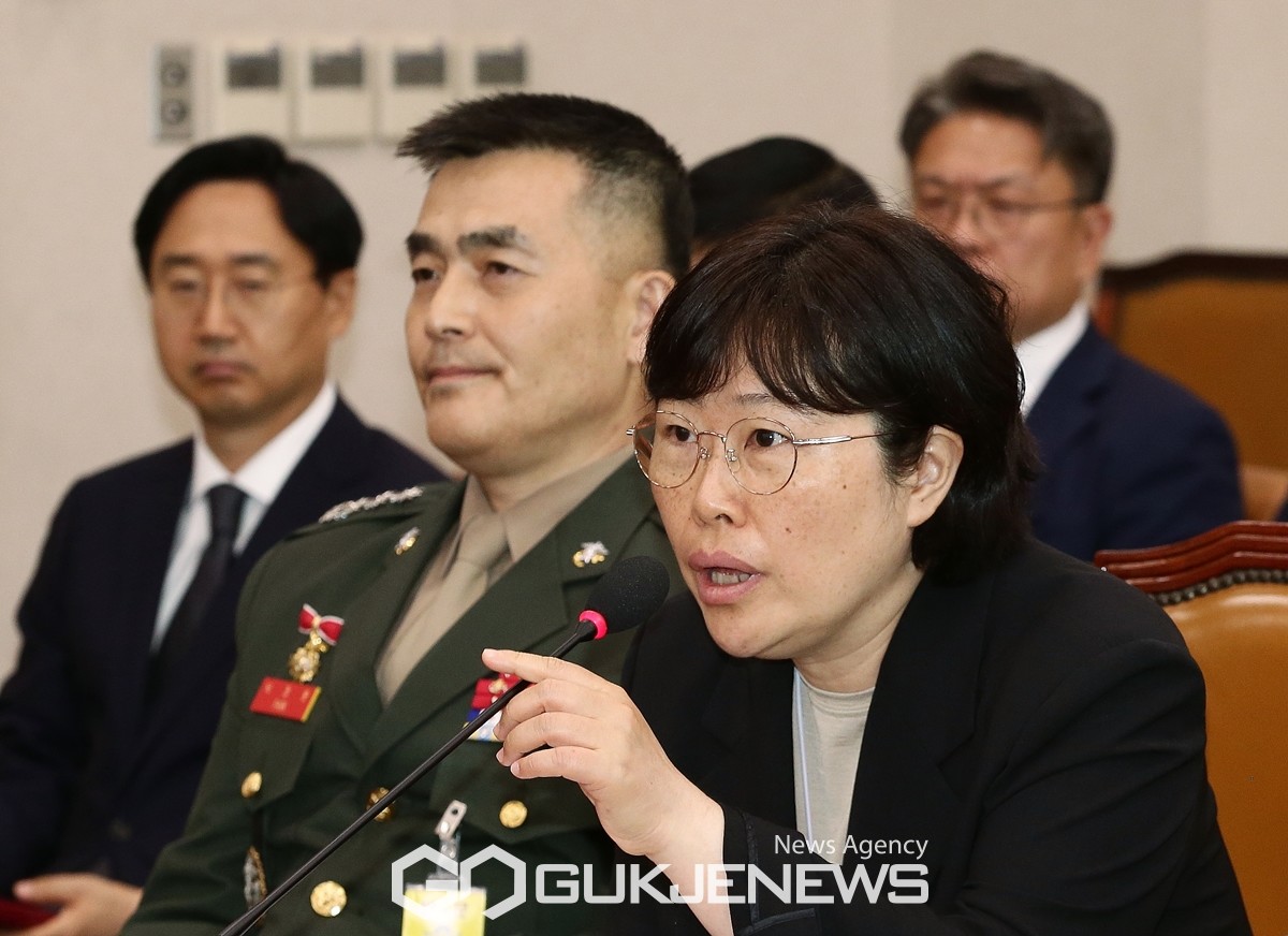 답변하는 유재은 국방부 법무관리관
