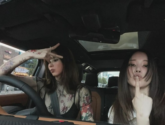 한소희, 강렬한 전신 타투...절친 전종서와 투샷