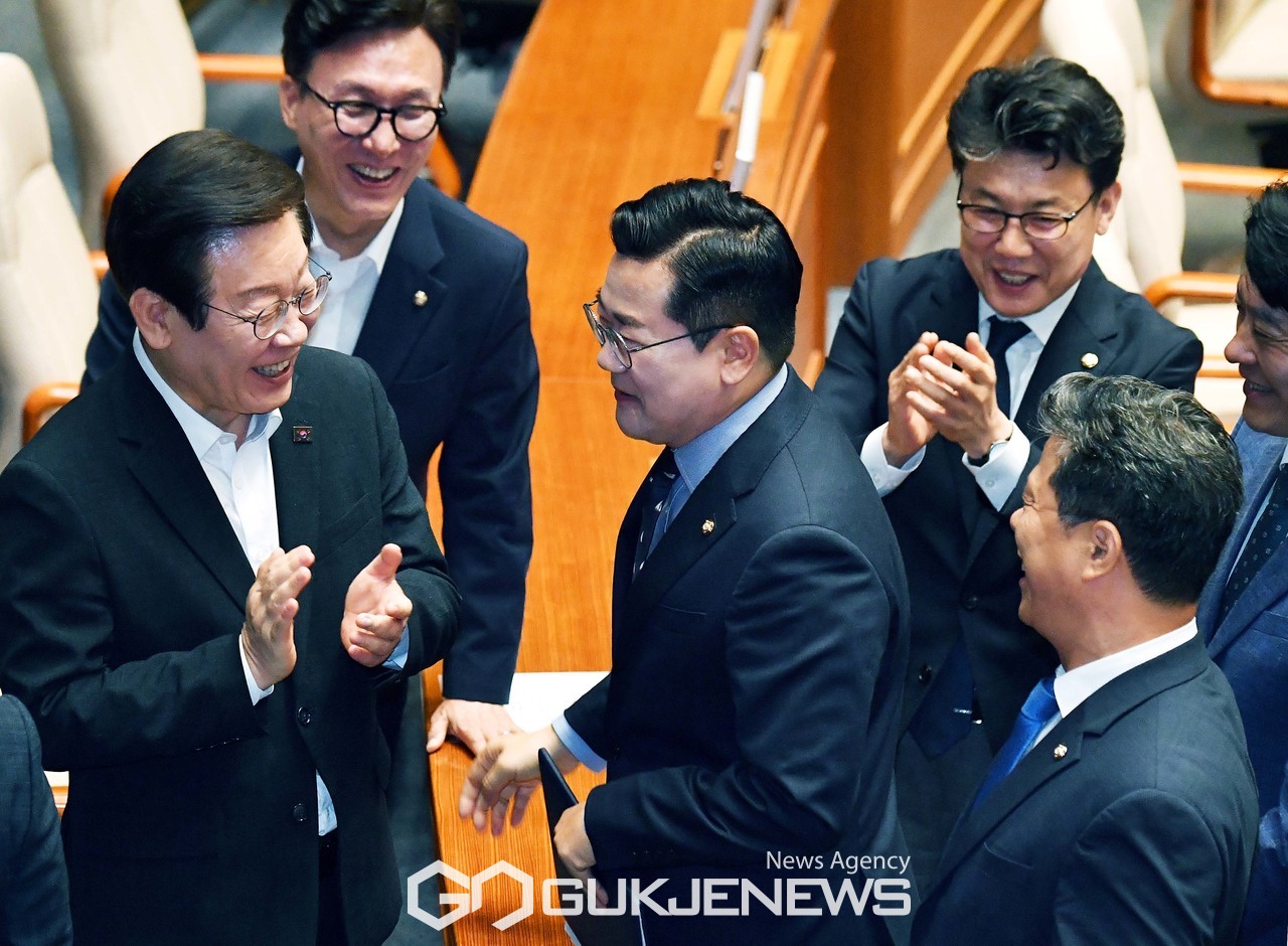 박찬대 원내대표 격려하는 이재명 대표와 민주당 의원들