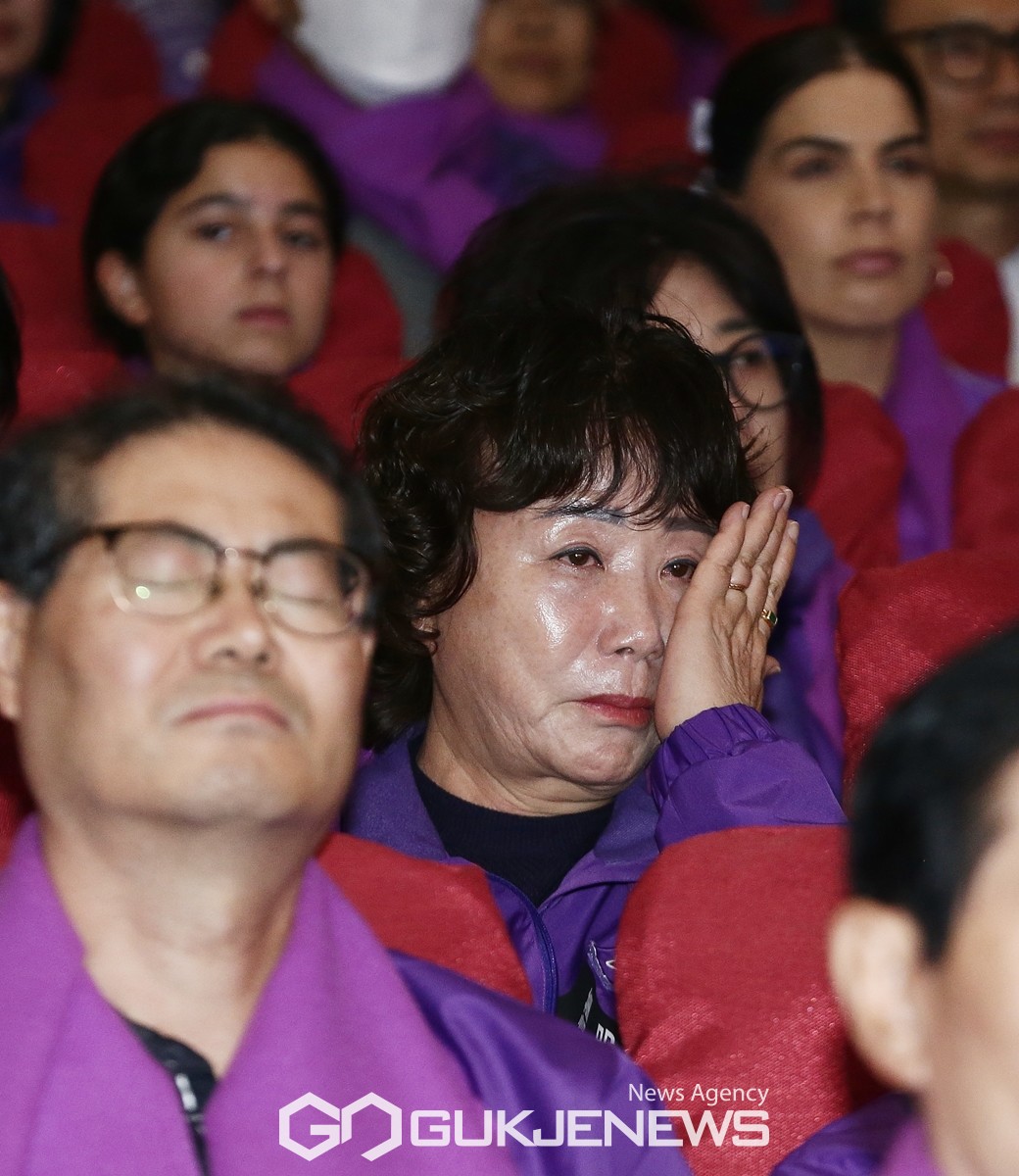 눈물 흘리는 이태원참사 유가족