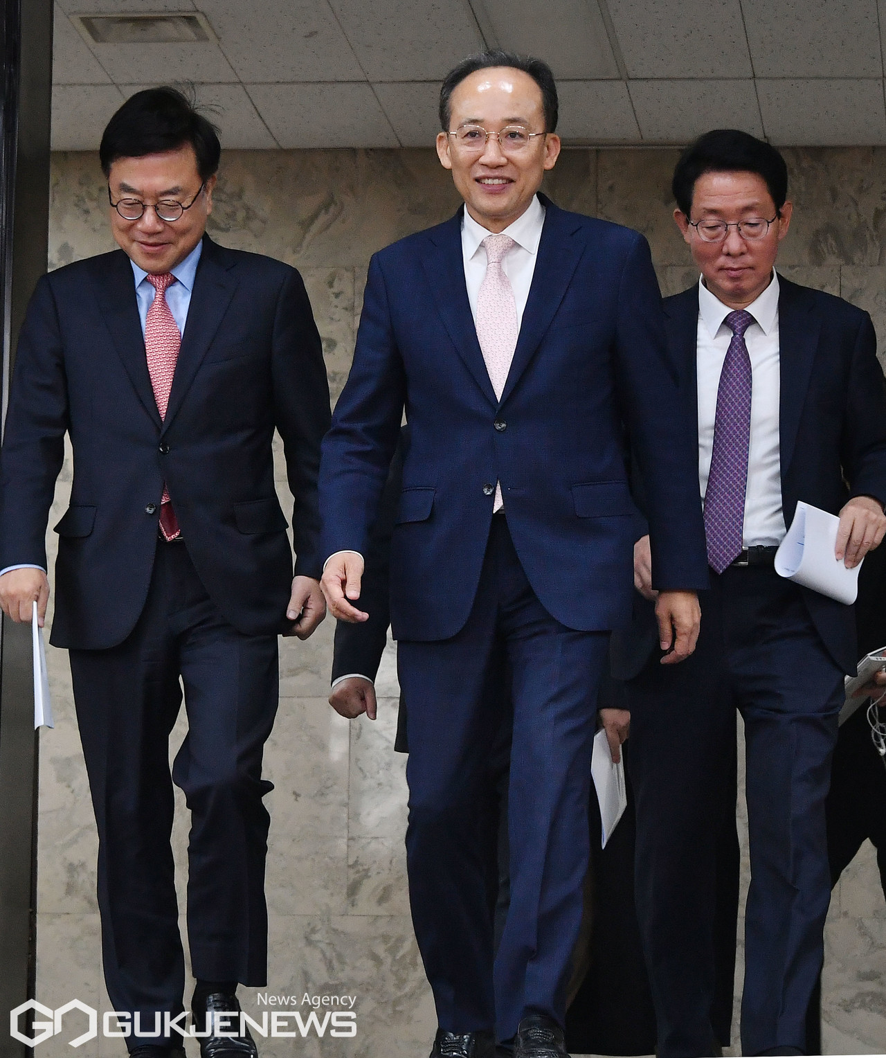 밝은 표정으로 원내대책회의 참석하는 추경호