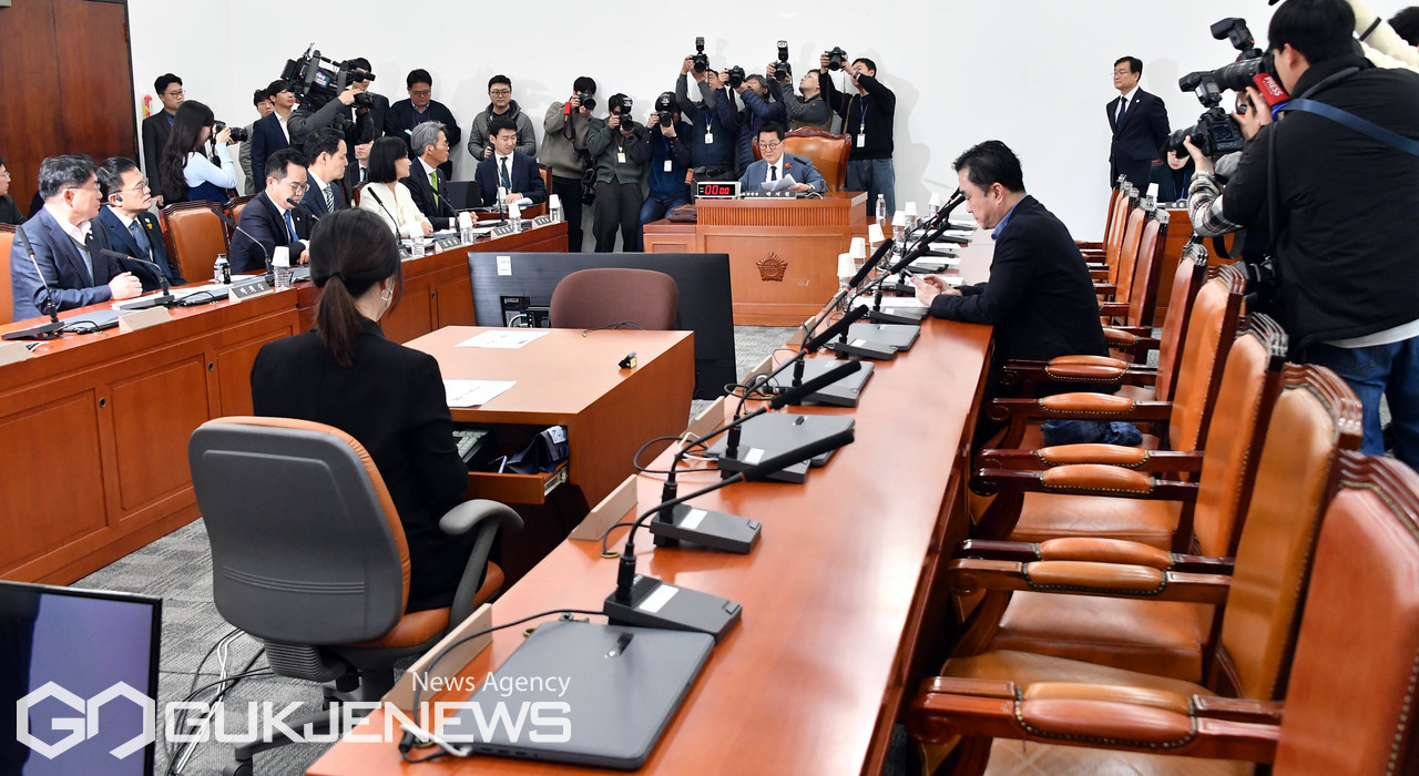 국힘 빈자리 속 안건 상정하는 박지원 위원장