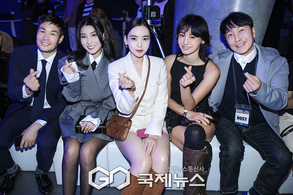 [GJ포토] 트리플루트 패션쇼 보러 온 몽골 VIP와 서울경제진흥원 김현우 대표(2024 서울콘 런웨이투서울)