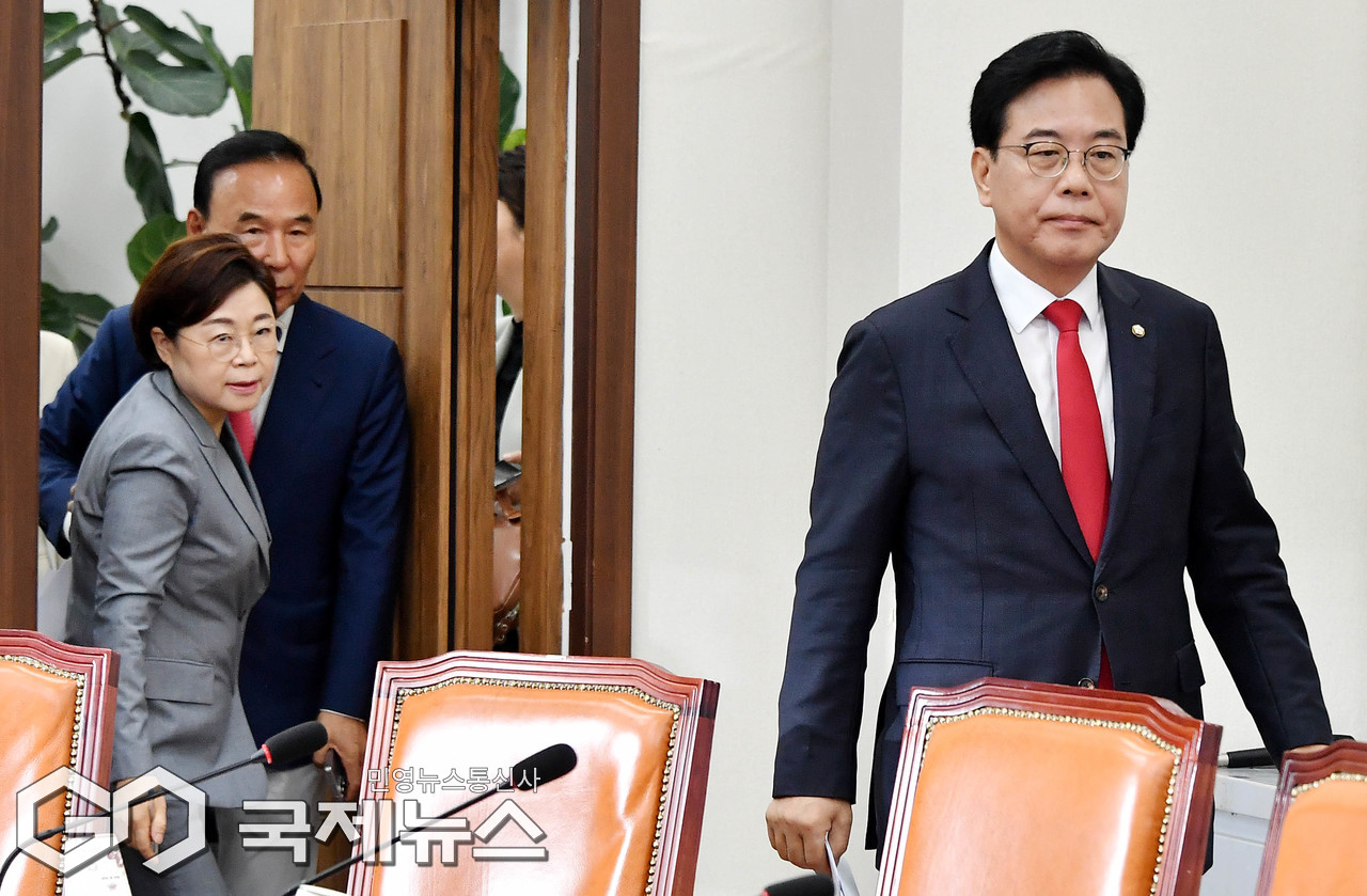 비대위 회의 참석하는 국민의힘