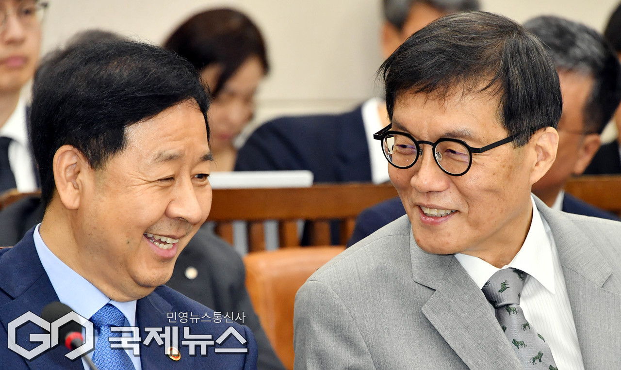 웃으며 대화 나누는 구윤철-이창용