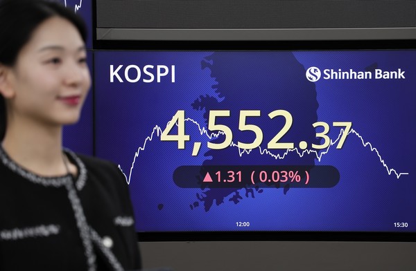 코스피, 0.75% 오른 4586.32 마감...원·달러 환율 1457.6원