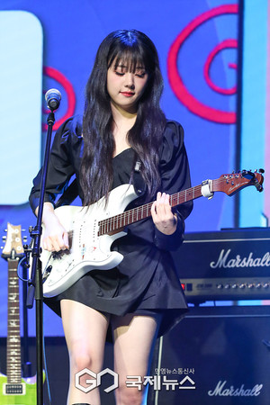 [GJ포토] 큐더블유이알 히나, '섬세한 연주'(QWER 쇼케이스)