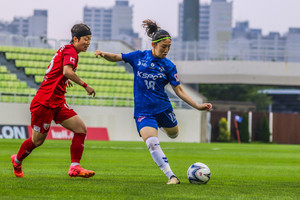 [WK리그 19R] 롱킥을 시도하는 화천KSPO 손윤희